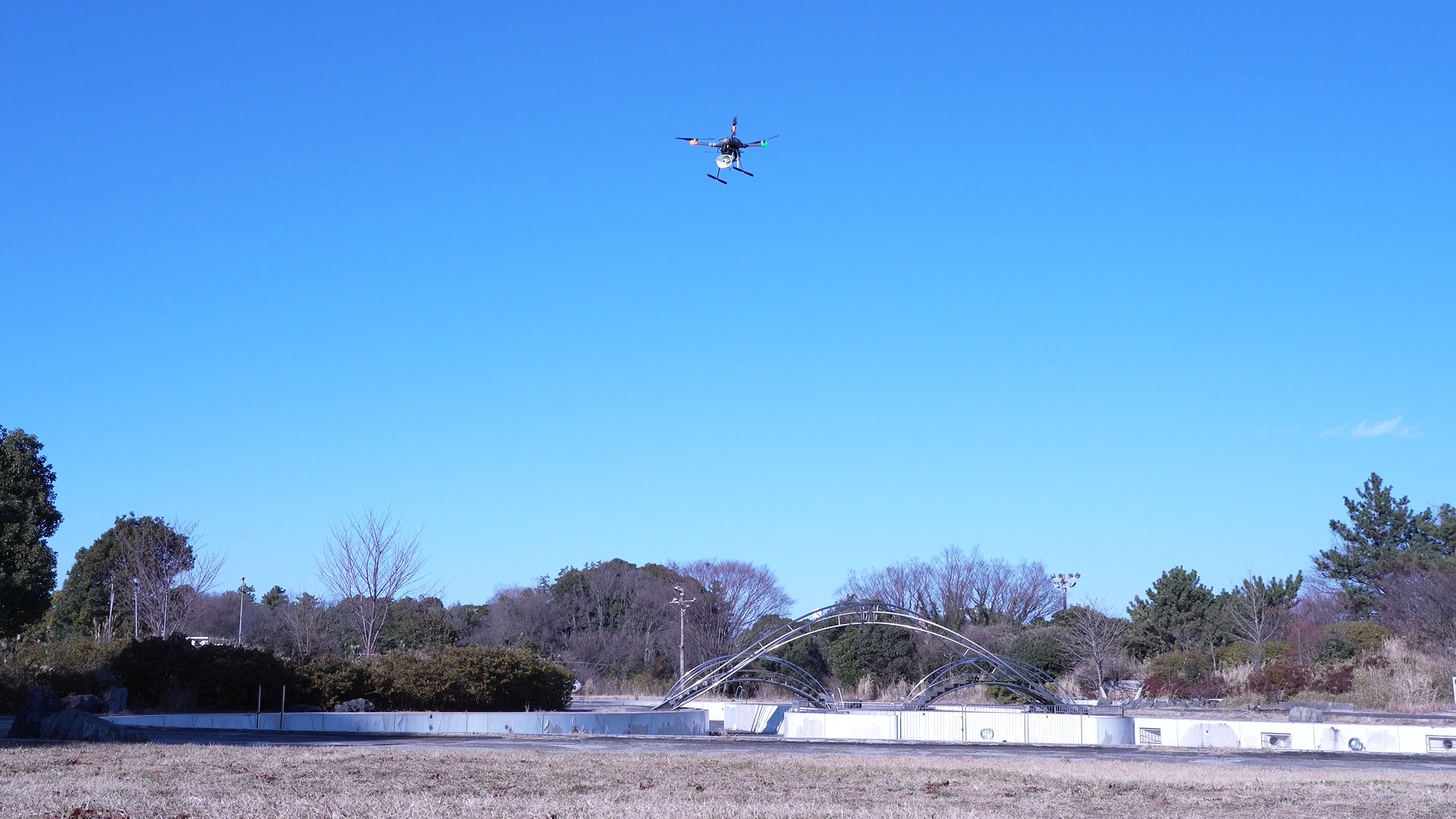 自社開発の国産産業用ドローン「AIR HOPE AX-2601」にスピーカーを搭載、飛行実験を実施しました。 - セブントゥーファイブ